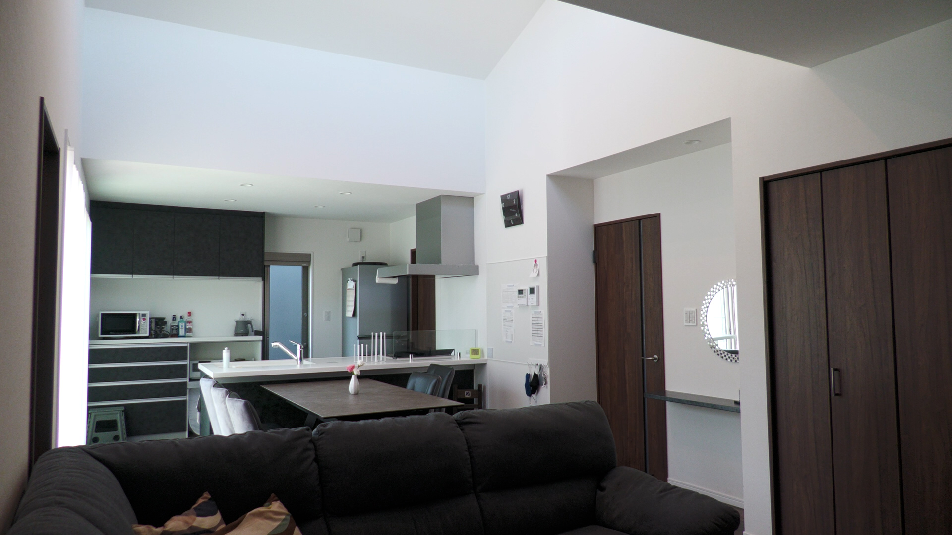 #055【平屋建】 の天井高で高級感UP！陰影をテクった平屋！【LibWork～リブワーク～】 - リブワーク YouTube特設サイト